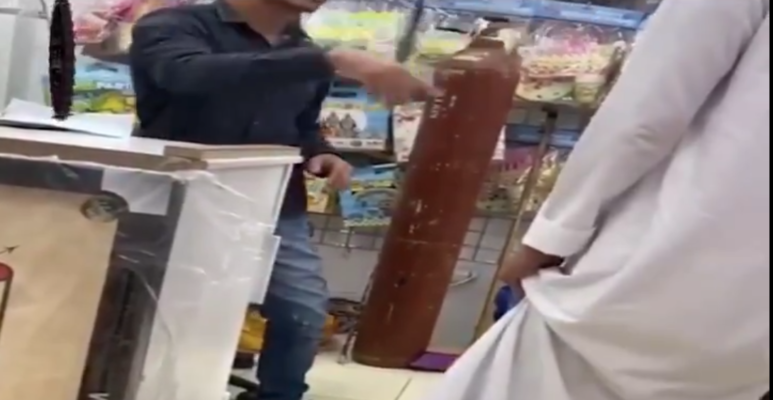 فيديو مستفز كويتيون يعتدون على عامل مصري في فيديو أثار ضجة جديدة في
